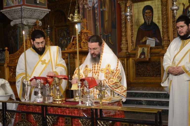 Η πρώτη υποδειγματική Θεία Λειτουργία για μαθητές από τον Μητροπολίτη ...