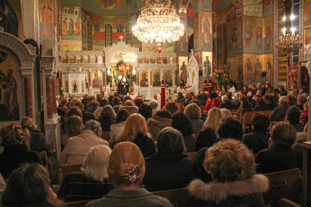 Πλήθος πιστών στις ομιλίες του Γέροντα Νεκταρίου σε Πειραιά και Πεύκη ...