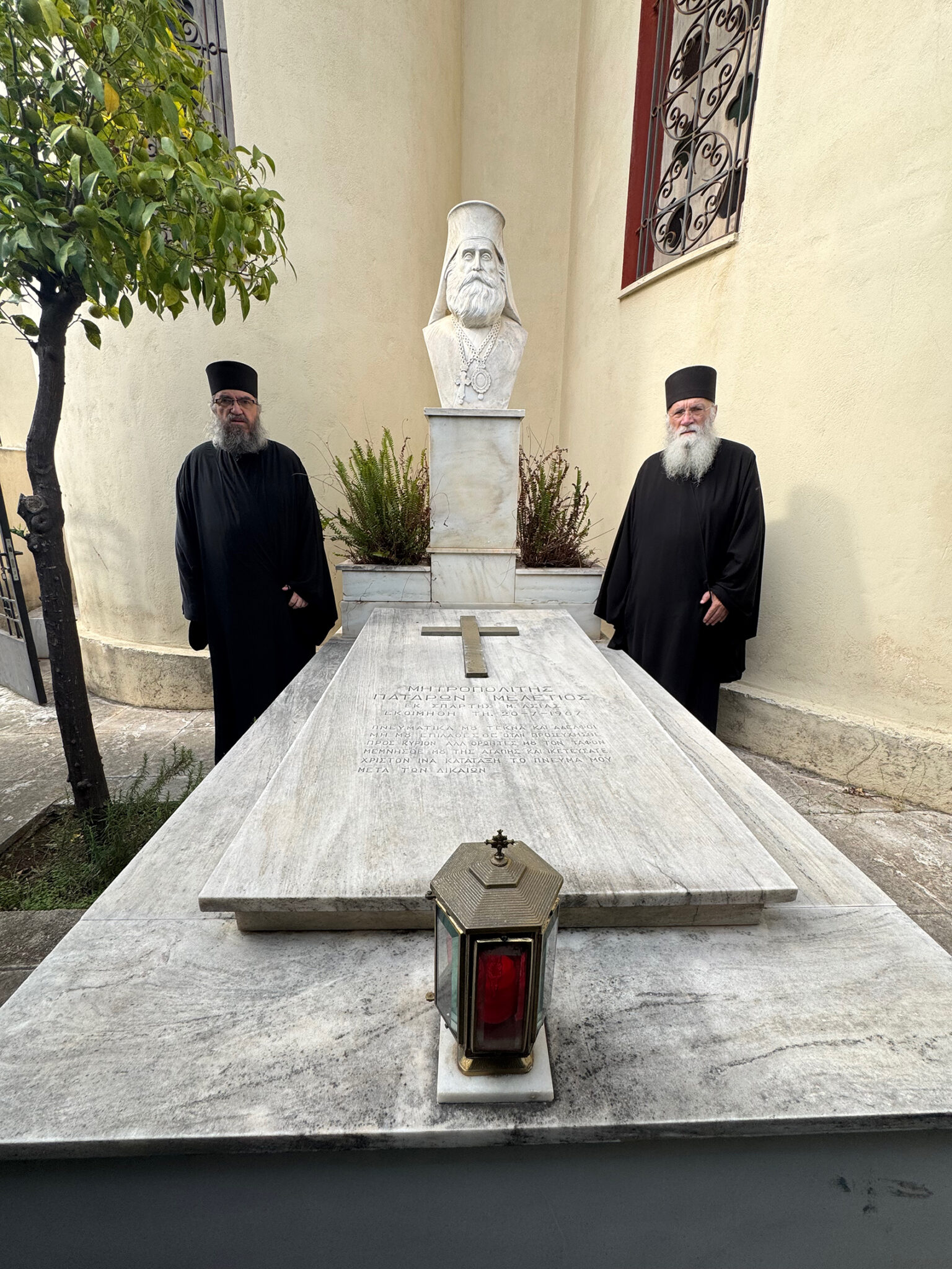 Τρισάγιο στον τάφο του μακαριστού και Αγίου Ιεράρχη Πατάρων Μελετίου ...