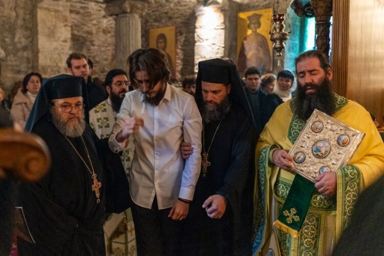 ΑΡΧΗ ΤΟΥ ΤΡΙΩΔΙΟΥ ΜΕ ΚΟΥΡΑ ΜΟΝΑΧΟΥ ΣΤΗΝ Ι. ΜΗΤΡΟΠΟΛΗ ΧΑΛΚΙΔΟΣ - Poimin.gr